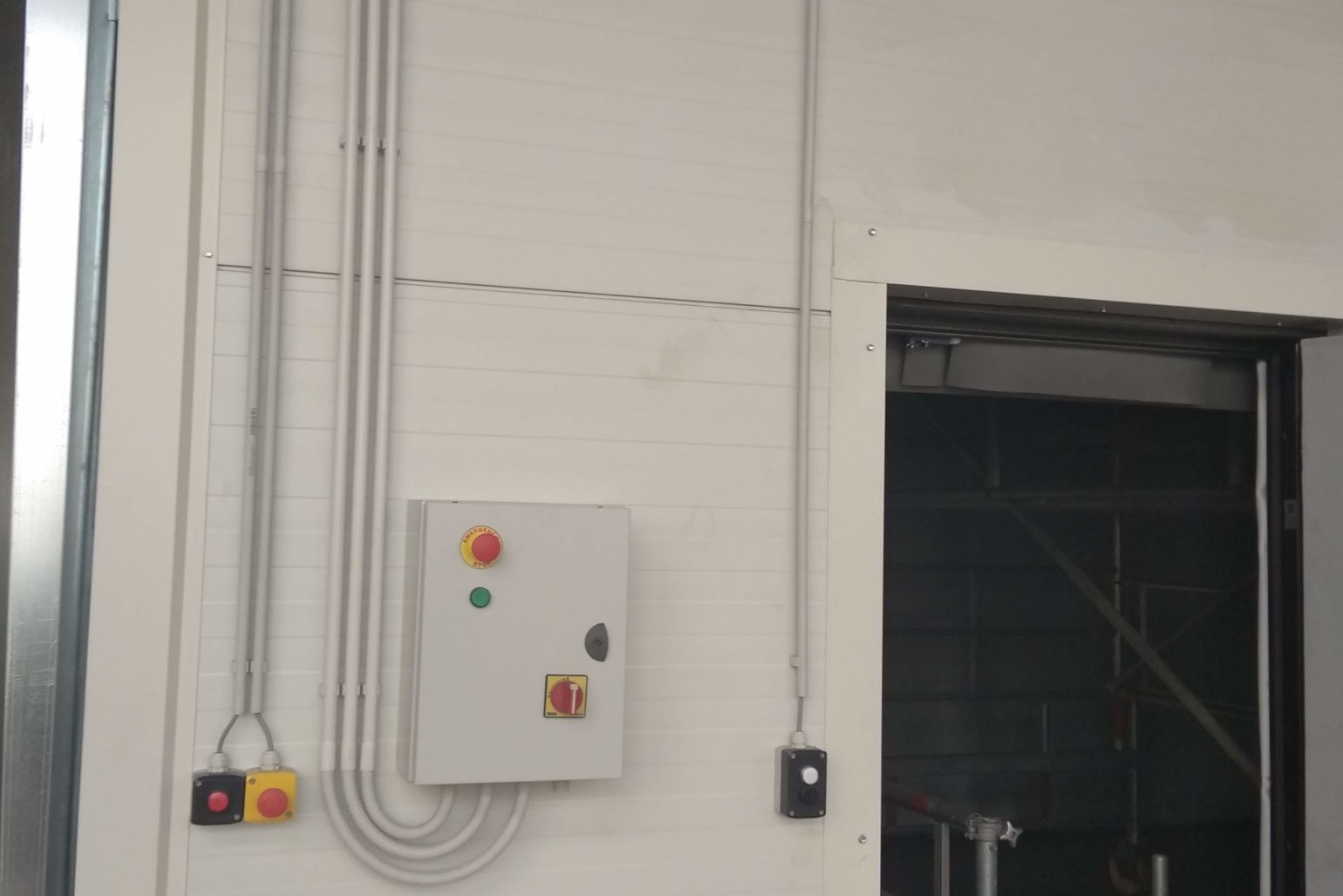 Blasting box in the traction drives production plant - Corrotech Technology