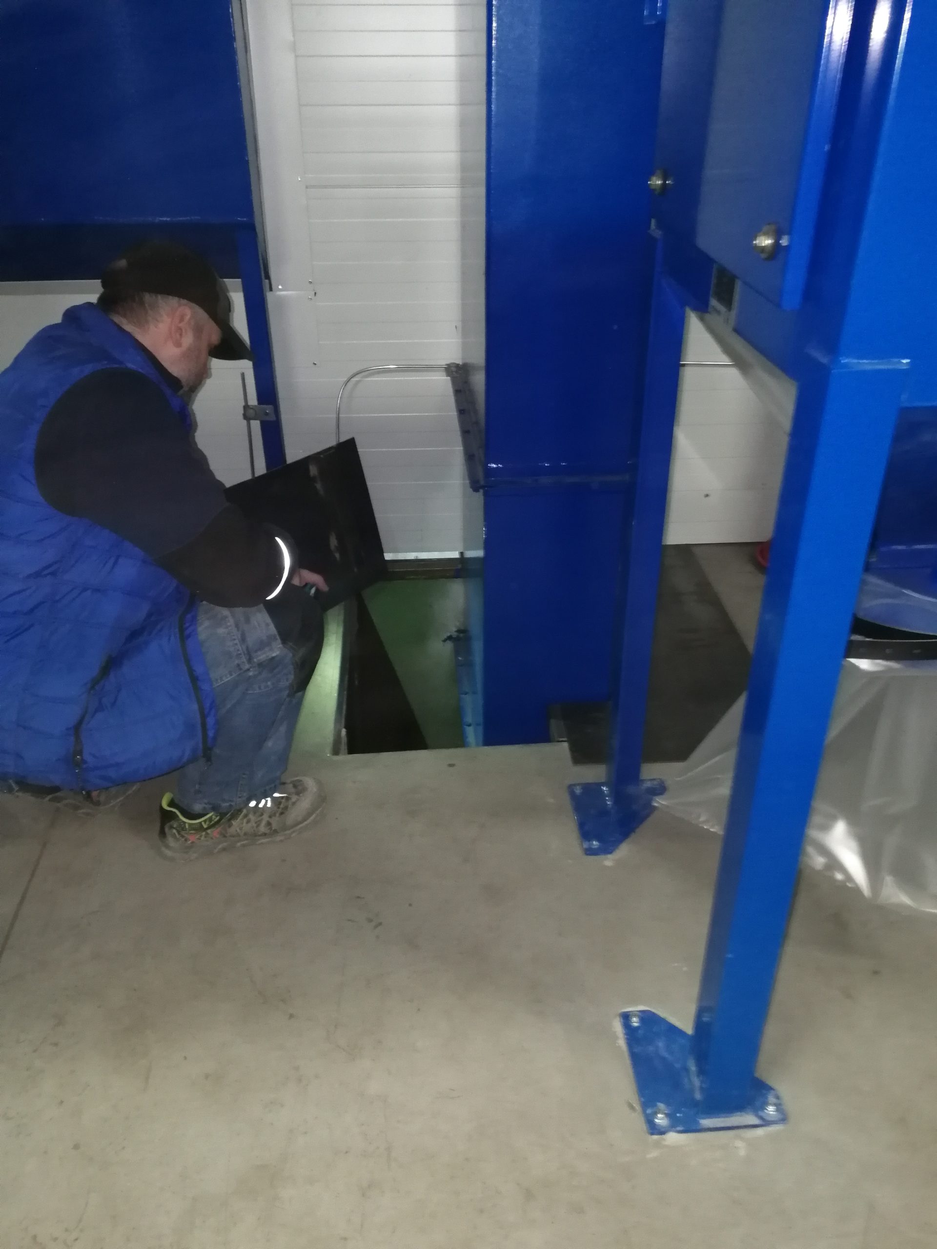 Blasting box in the traction drives production plant - Corrotech Technology